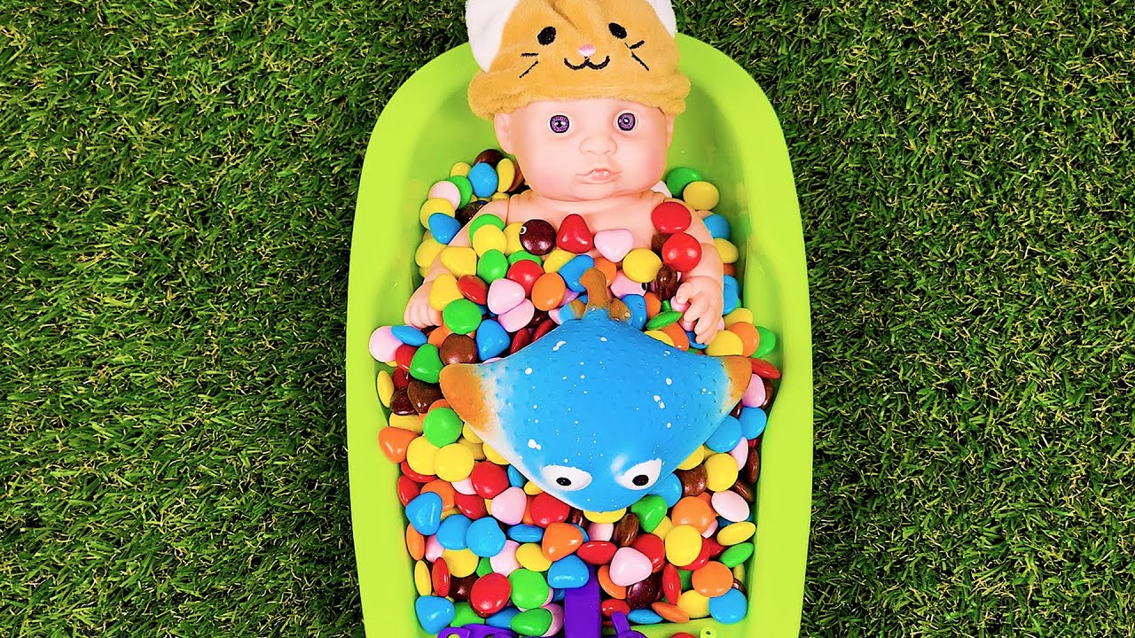 Baby in the Bathtub mixing candies ASMR. #bathtub #asmr #mixingcandy ...
