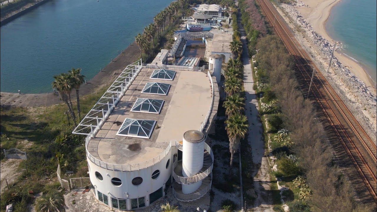 Esploriamo l'ex Babaloo, la discoteca abbandonata più grande e famosa d ...