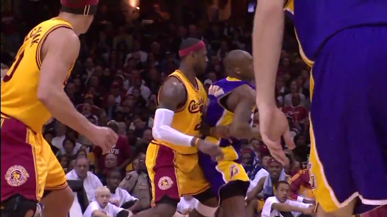 Kobe Bryant hits the fade away over Lebron James - YouTube
