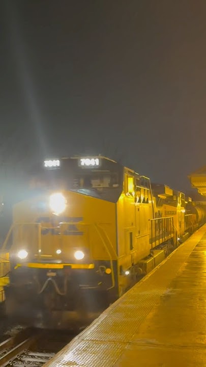 CSX 7041 CM44AC leads CSX M404 with a very nice crew at Union! - YouTube