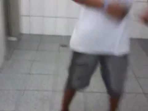luquinhas dançando funk no banheiro