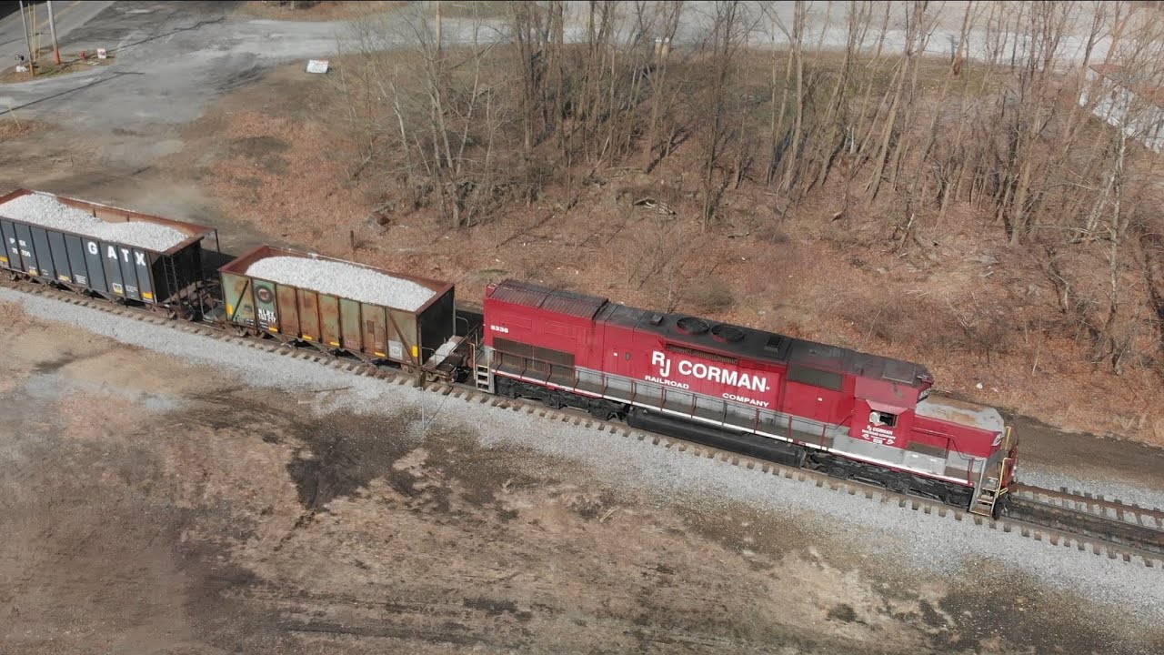 RJ Corman Tunnelmotor lugs a stone train RJC 8336 - YouTube