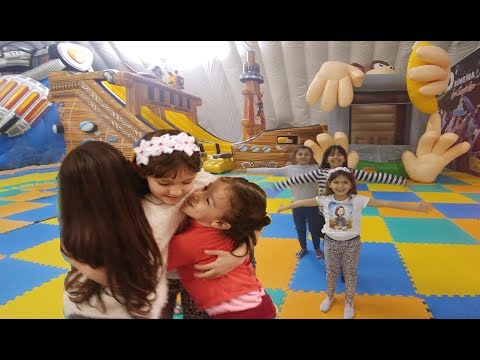 ELİF ARKADAŞLARLA ZIPZIP PARKTA , TİYATRO OYUNU İÇİN BİLET HEDİYE ETTİK. EĞLENCELİ ÇOCUK VİDEOSU