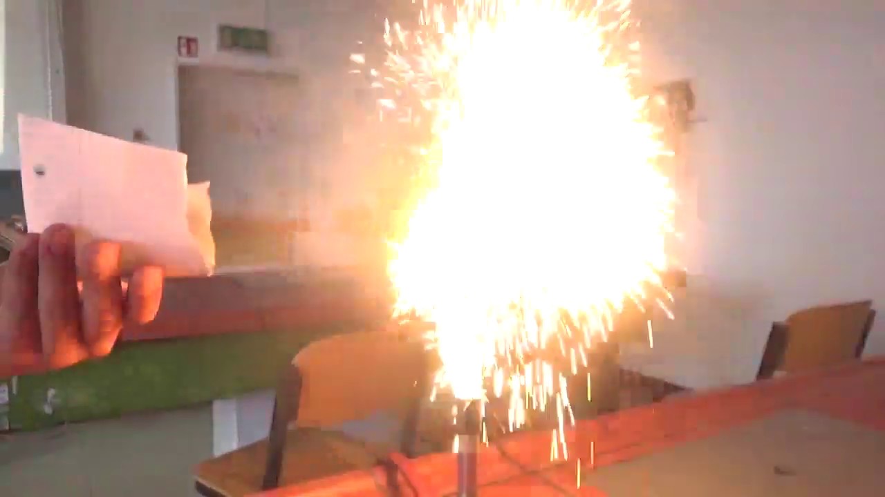 Metalle Verbrennen mit der 8B - YouTube