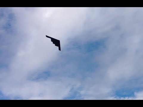 B-2 Stealth Bomber Flyover Pasadena - YouTube