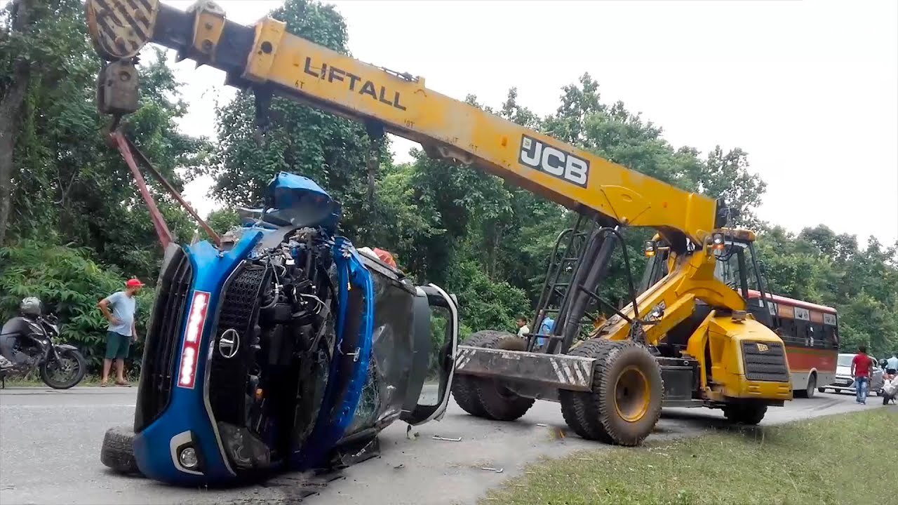 A Car Got Accident in Highway Rescued by Heavy JCB Crane and JCB ...