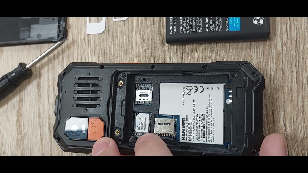 Hammer 6 LTE simkaart plaatsen in de telefoon - YouTube