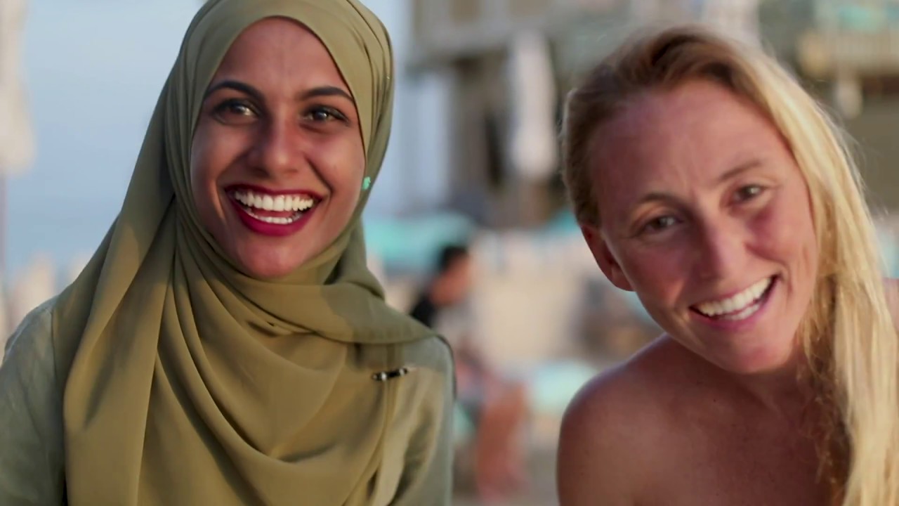 Maldivian Women FIRST TIME SURFING - YouTube