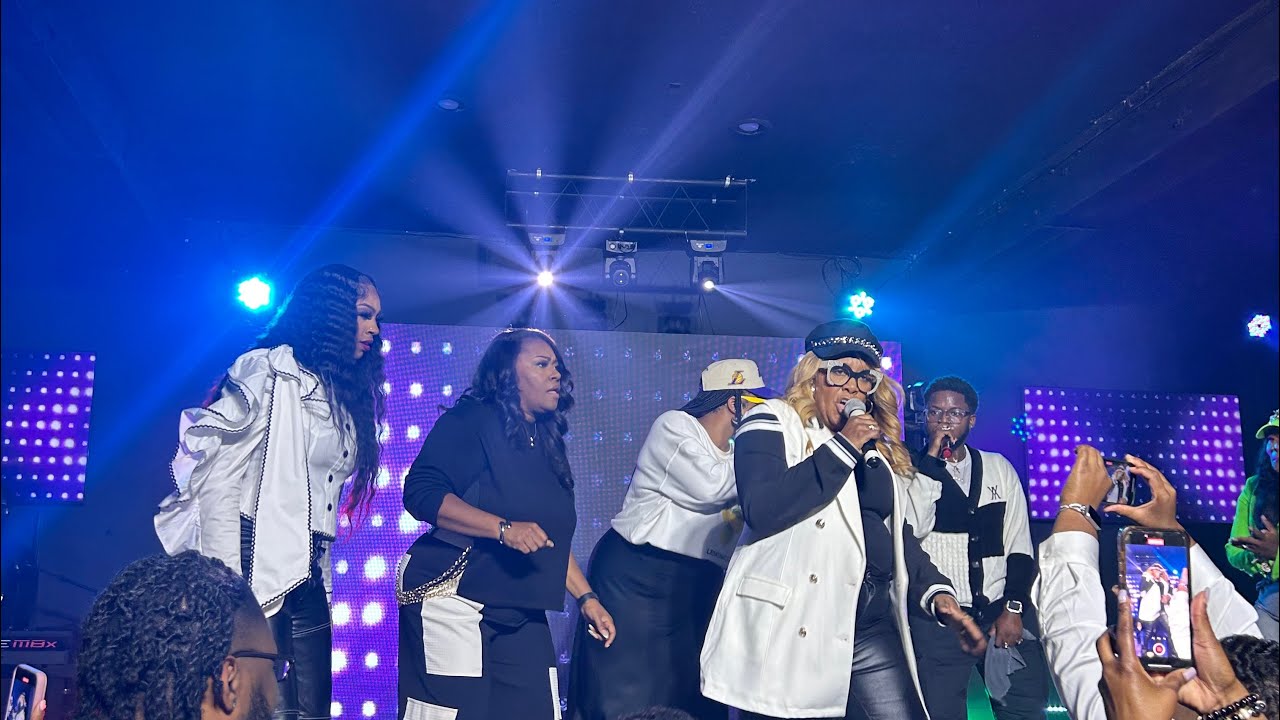 Mic Toss at N'dia Jones' Debut Concert - YouTube