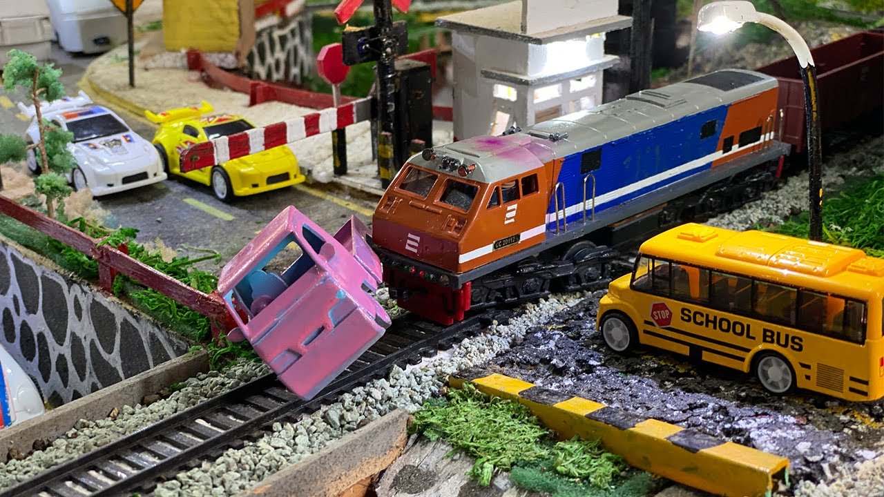 Kereta Api RC Panjang CC203 Perumka Tergelincir Anjlok Dari Rel Saat ...