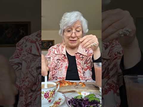 صبحانه ناهار امروز با شما 💕 پیتزا، اسموتی سیب و انگور و ...🍕🍇🍎🍏
