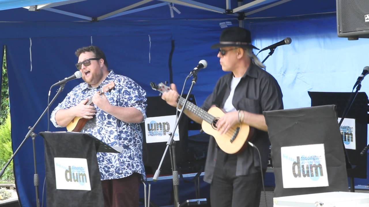 George Bartle and Josh Jewsbury. The DUM 2016 Ukulele Festival - YouTube
