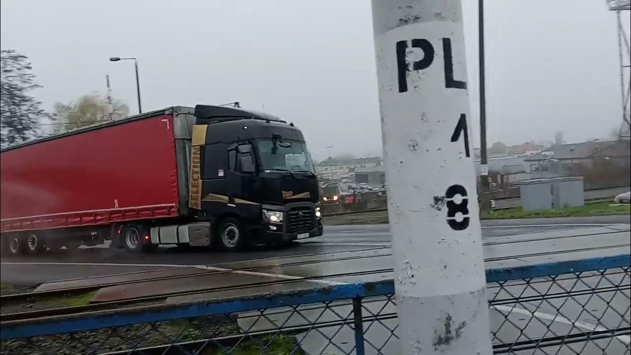 Ciężarówka przejazdem przez przejazd kolejowy - YouTube