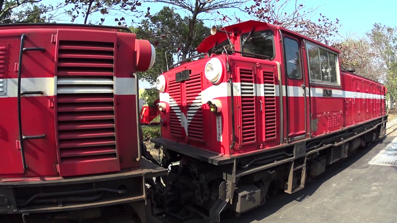 Narrow gauge diesel locomotives shunting - YouTube