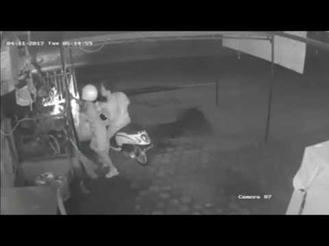 Mr Buzzi dan Mr Pentil melancarkan aksinya saat malam hari .