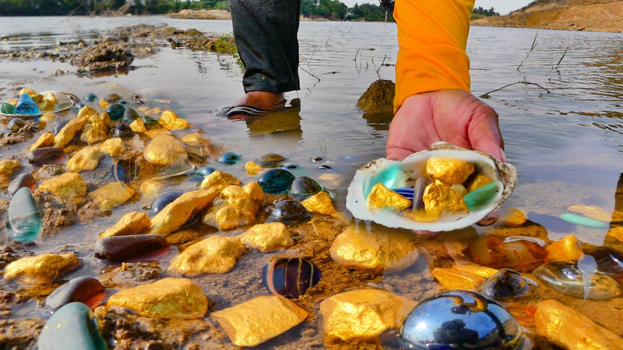 It's incredible! Lots of different gold treasure worth million dollar ...