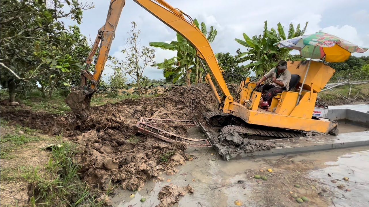 Xe cuốc 01 cần dài bơi phà chạy xe lên bờ khó khăn |T77 - YouTube