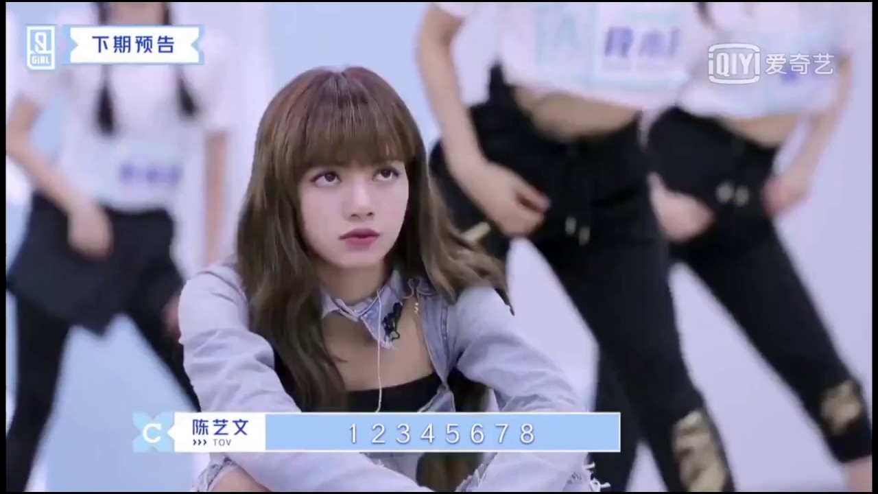 BLACKPINK Lisa teaching the trainees on Youth With You - YouTube