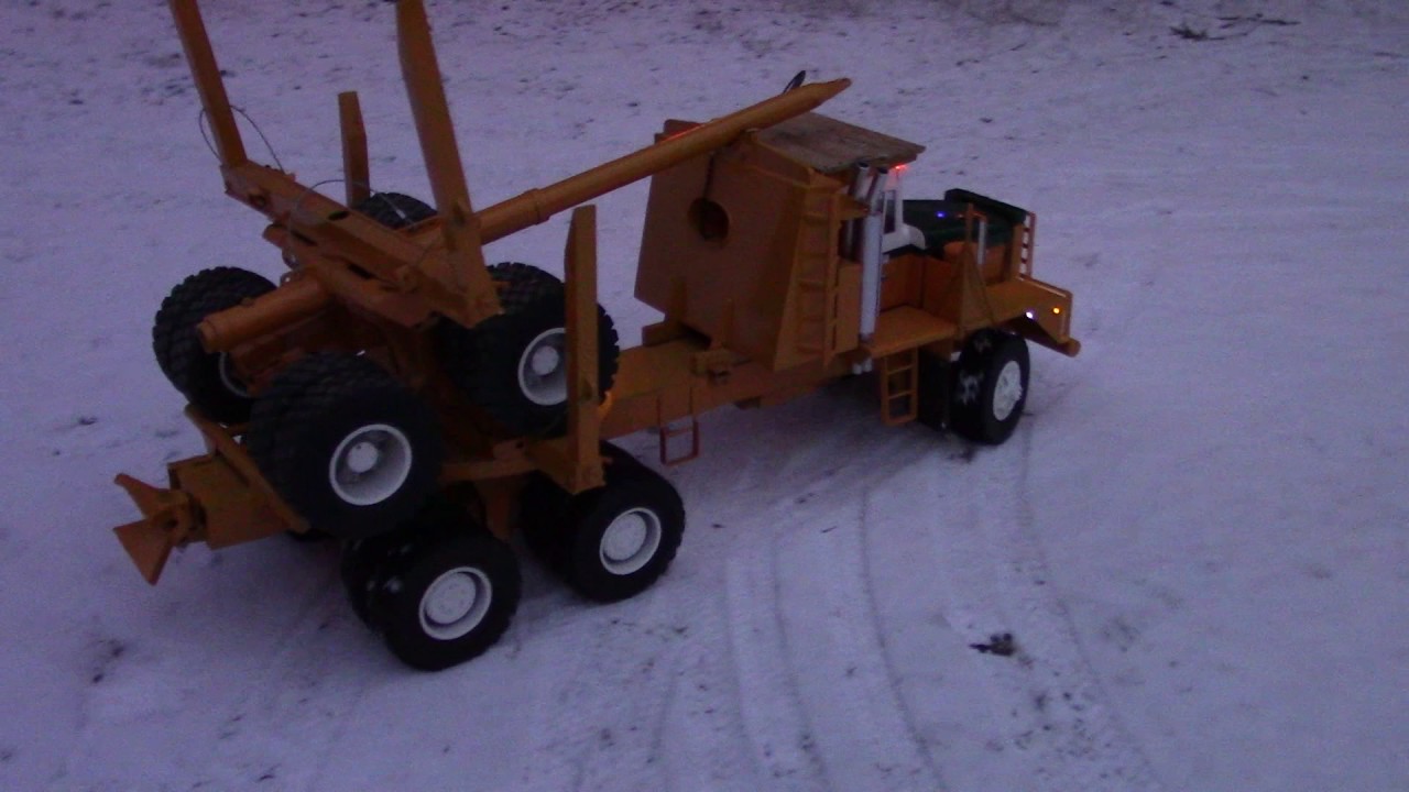 RC Kenworth Log truck playing in the snow - YouTube