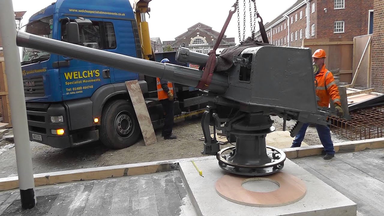 Gun from HMS Lance is craned into place at the National Museum of the ...
