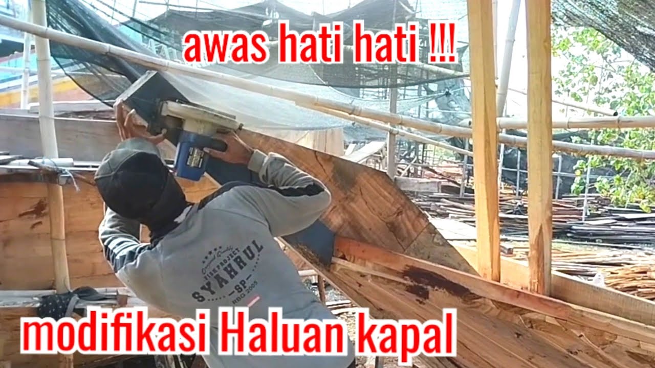 Begini tukang kapal membuat bentuk haluan kapal - YouTube