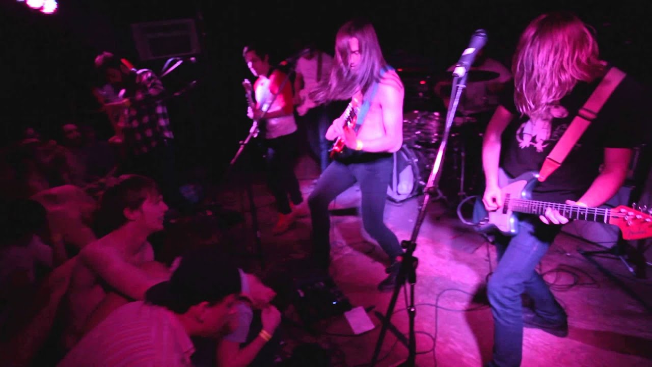Diarrhea Planet - "Hammer of the Gods" (LIVE at The Hoosier Dome) - YouTube