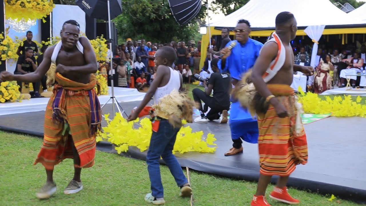 The most African traditional dance "Akadodi" - YouTube