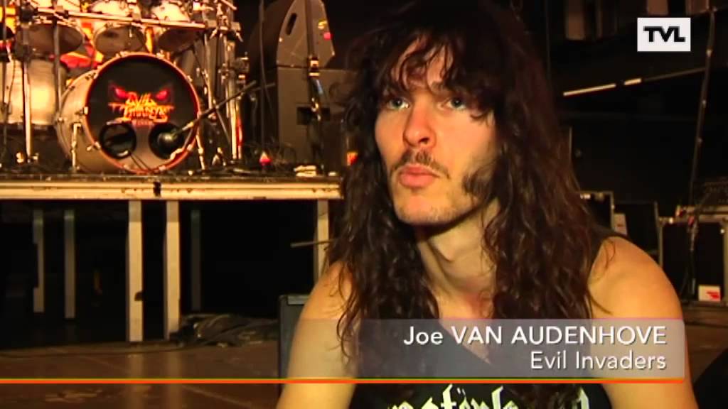 Evil Invaders veroveren de wereld - YouTube