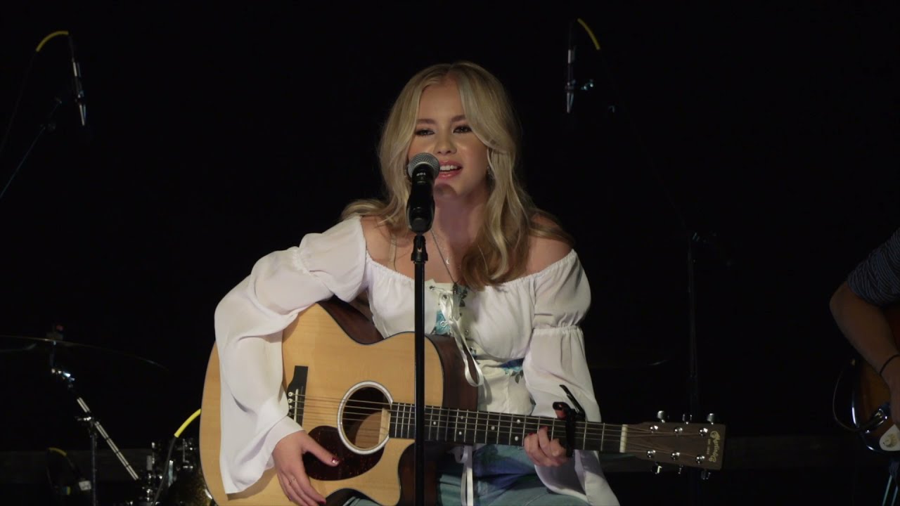 Anna Duboc Godsend live performance - YouTube