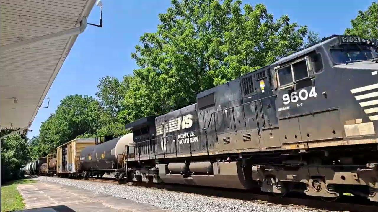 NS 8118 leader- 3 Engines Norfolk Southern Train DPU - YouTube
