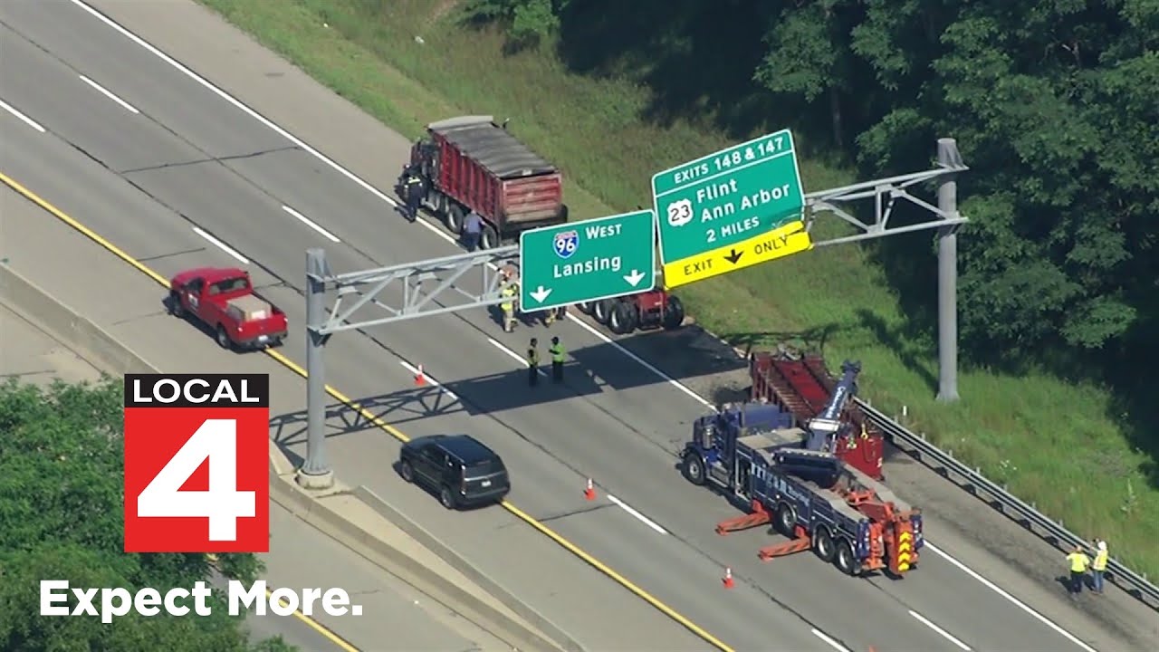 Semi truck crashes into overhead freeway sign on I-96 - YouTube
