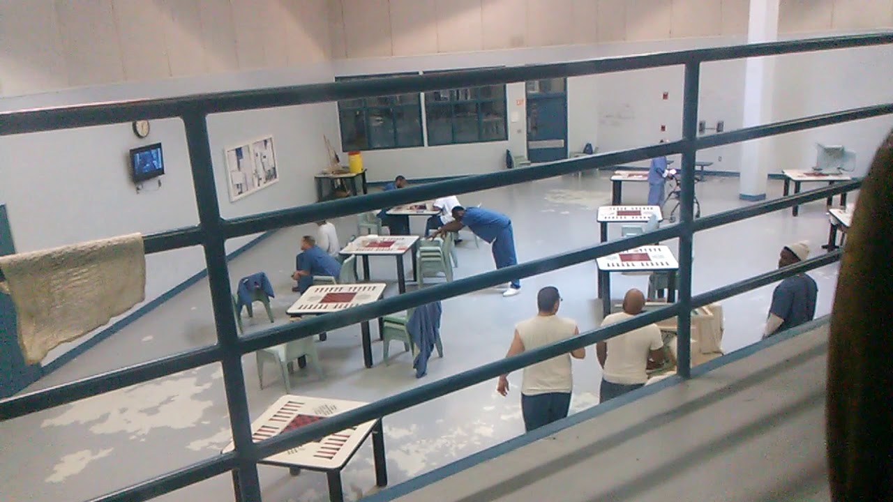 In prison hanging and swanging - YouTube
