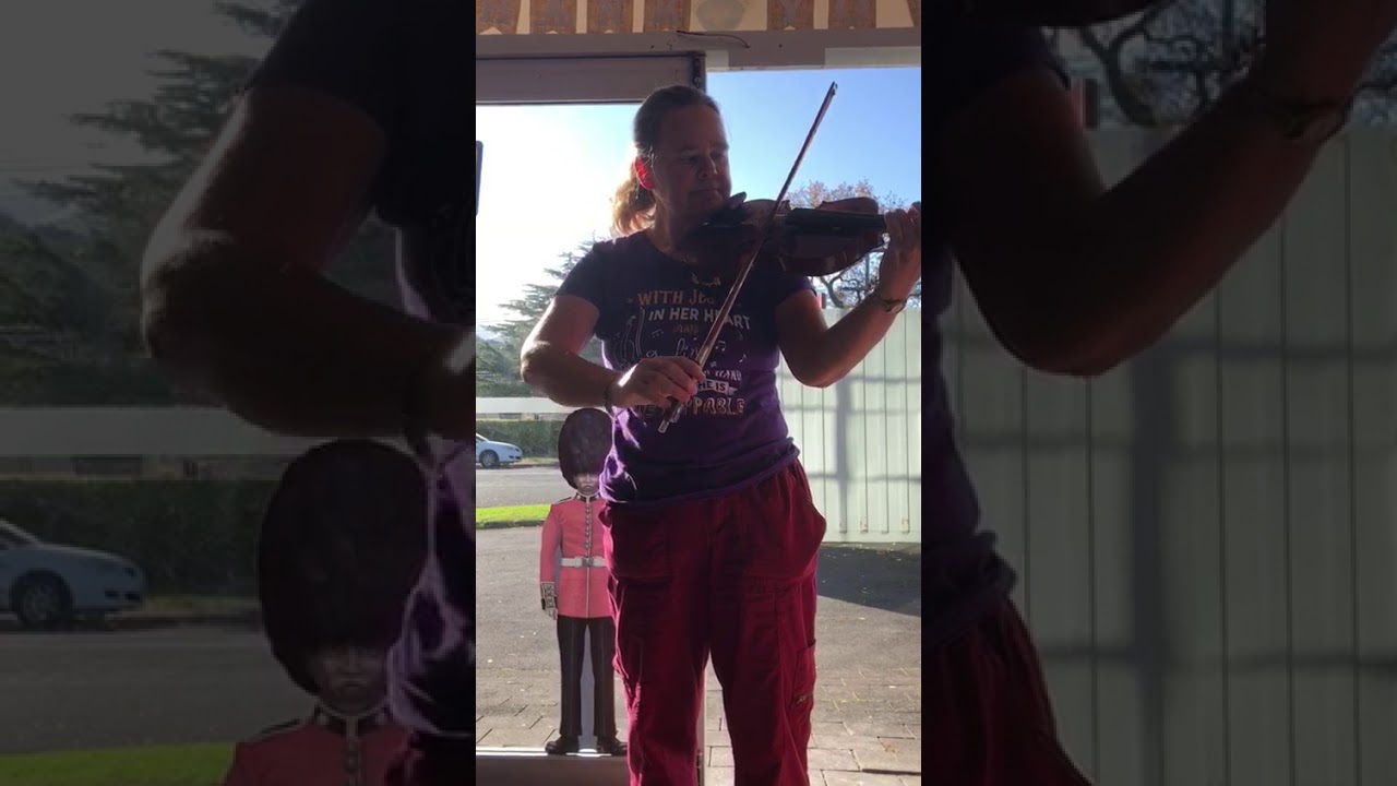 Amanda Saunders 16 months of starting violin - YouTube
