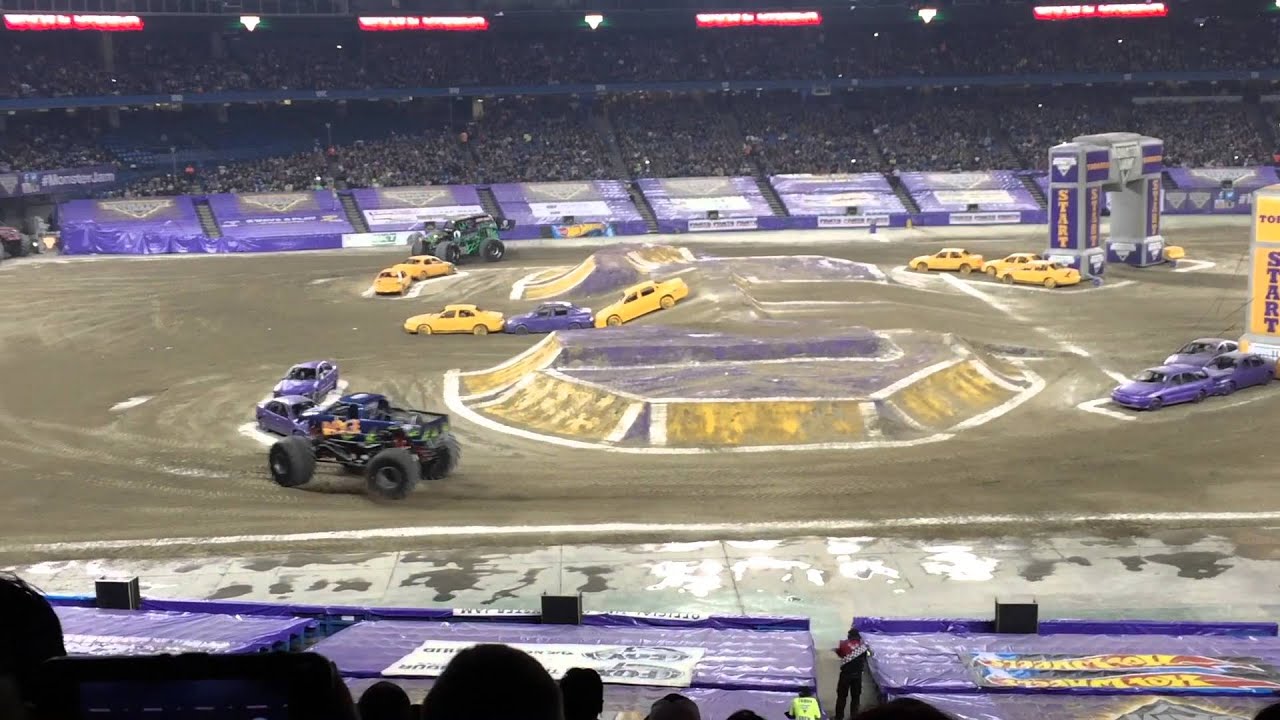 Monster Jam Toronto 2016 - YouTube