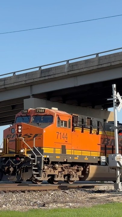 Honk from speedy BNSF intermodal! #railway #train #bnsf #bnsftrains #railroad - YouTube