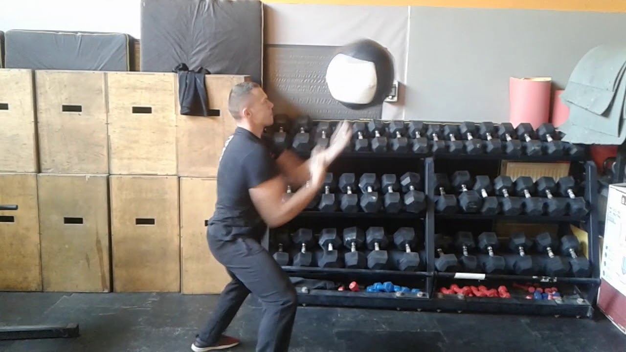 ВЫЗОВ ПАРЯЩИЙ МЯЧ! Floating ball challenge / Medicine ball challenge ...