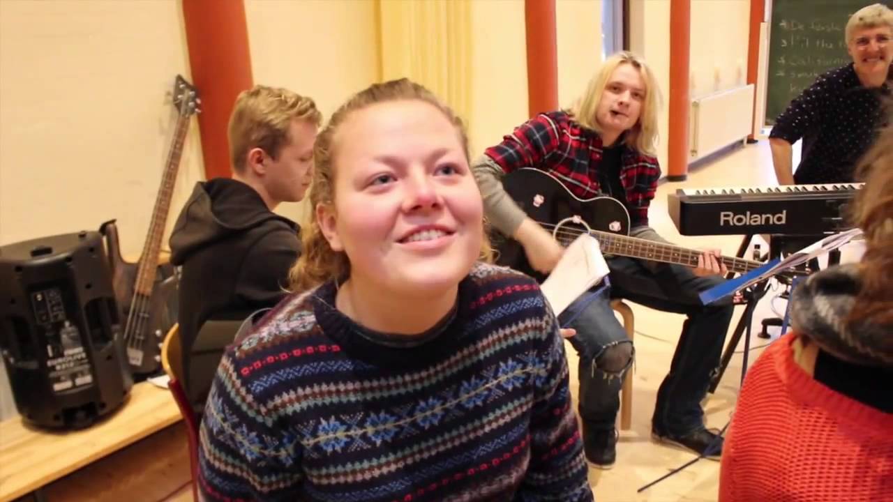 Uldum Højskole - Fællesuge efterår 15 (Dag 2 - dagens smil) - YouTube