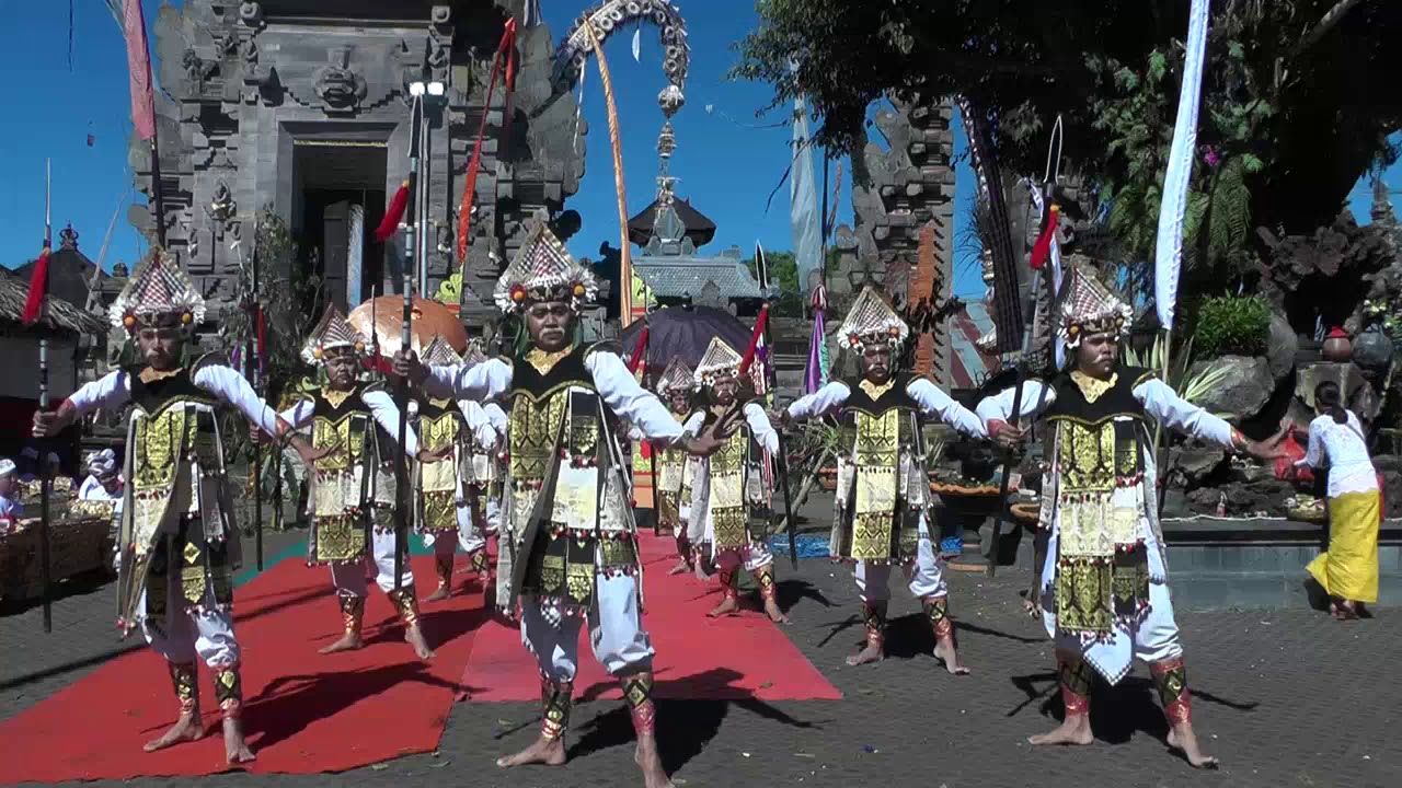 Tari Baris Gede @Pura Batur - YouTube