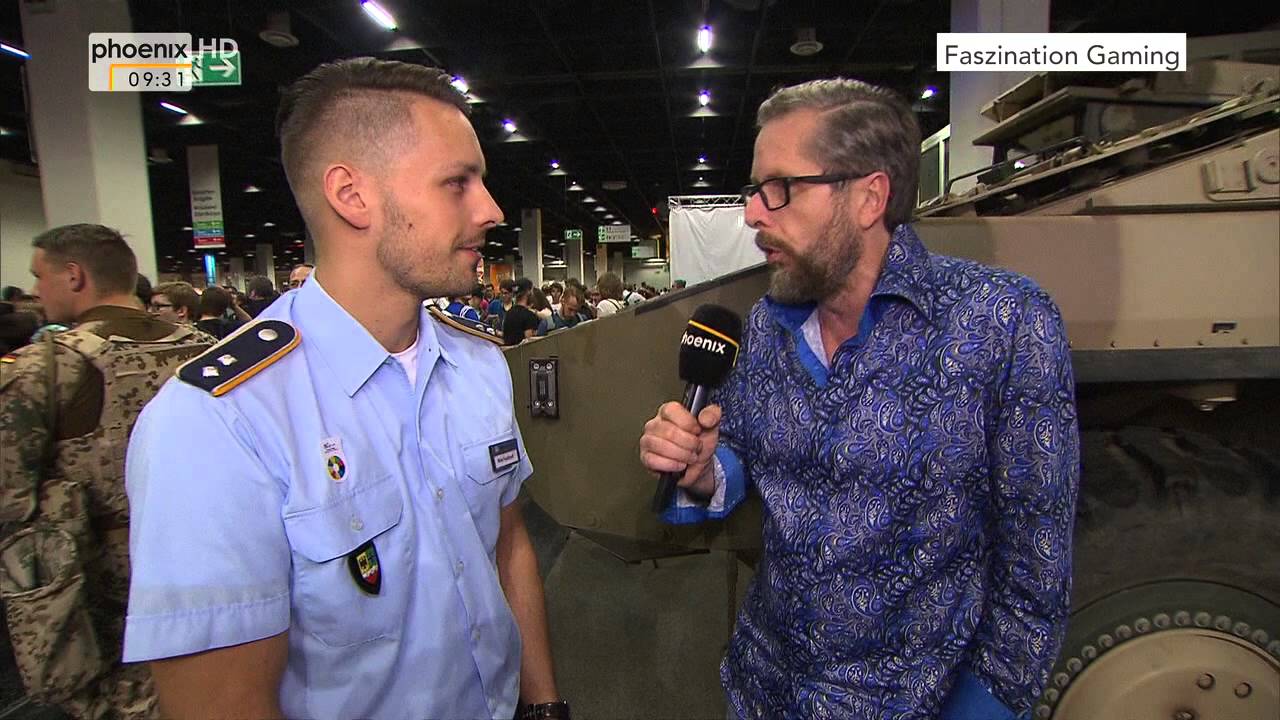 Bundeswehr auf der Gamescom: Interview mit Nils Feldhoff am 11.08.2015 - YouTube