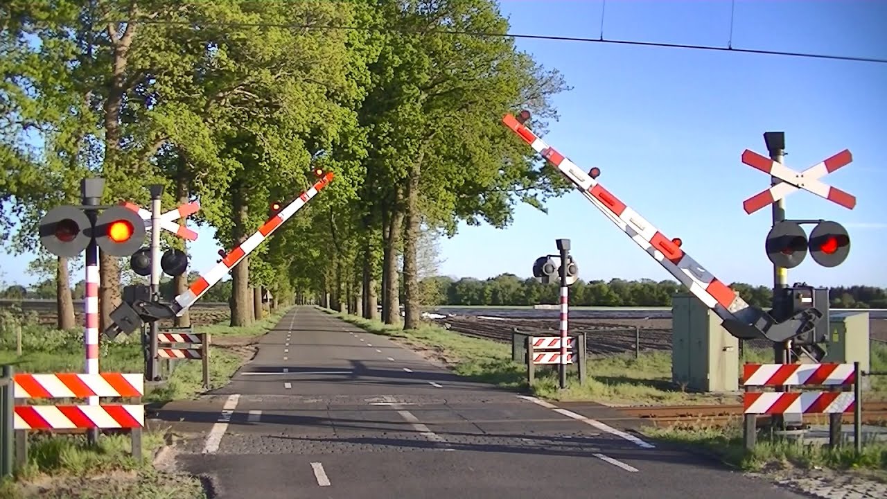 Spoorwegovergang Dalerveen // Dutch railroad crossing - YouTube