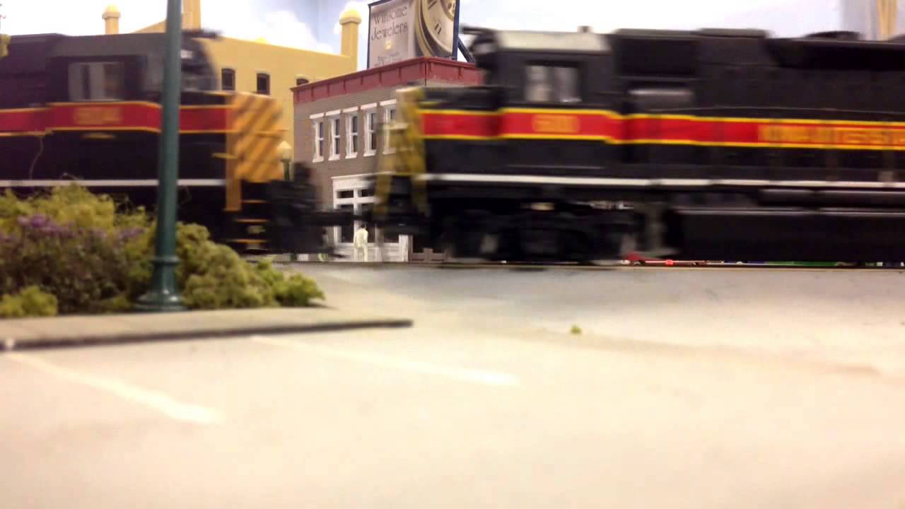 Rail Fanning The Iowa Interstate in HO Gauge - YouTube