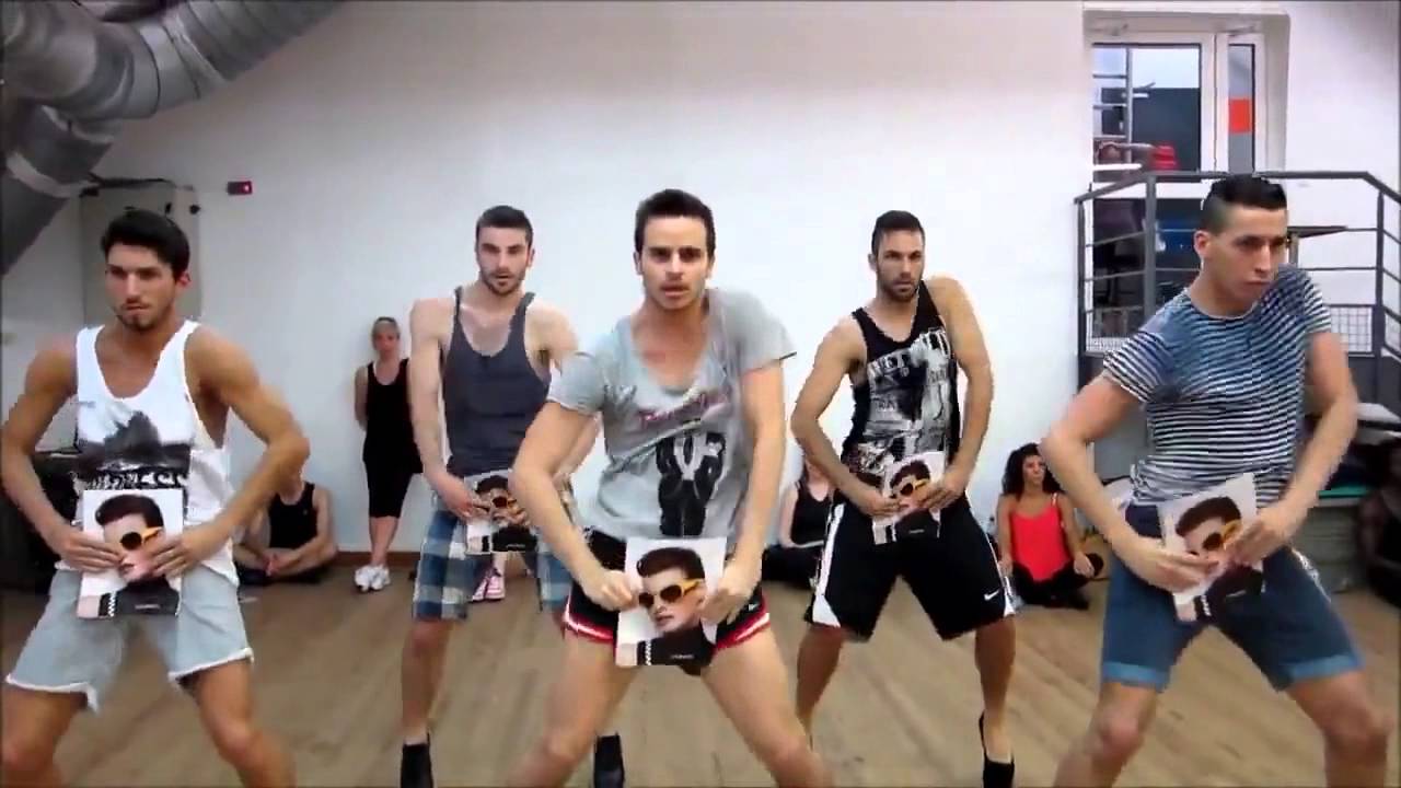 Hot Guy Dancing - YouTube