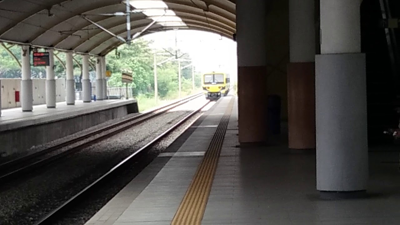 KTM Seremban Line - Refurbished KTM Class 81 EMU Arriving Taman Wahyu ...