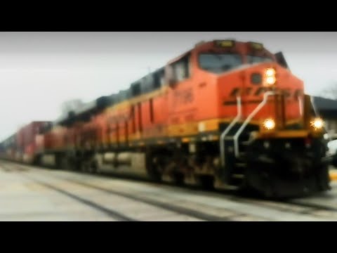BNSF freight train #7196 and #6331 is passing through Oak Lawn, Illinois. - YouTube