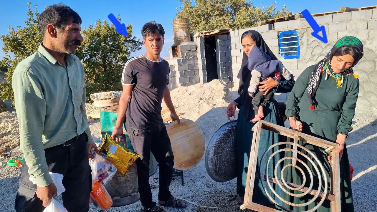 Helping the teacher to Zelfa, bringing the rest of the household items ...