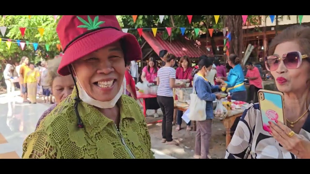 คุณแม่สุภาพ เซอร์ไพรส์งานบุญ - YouTube