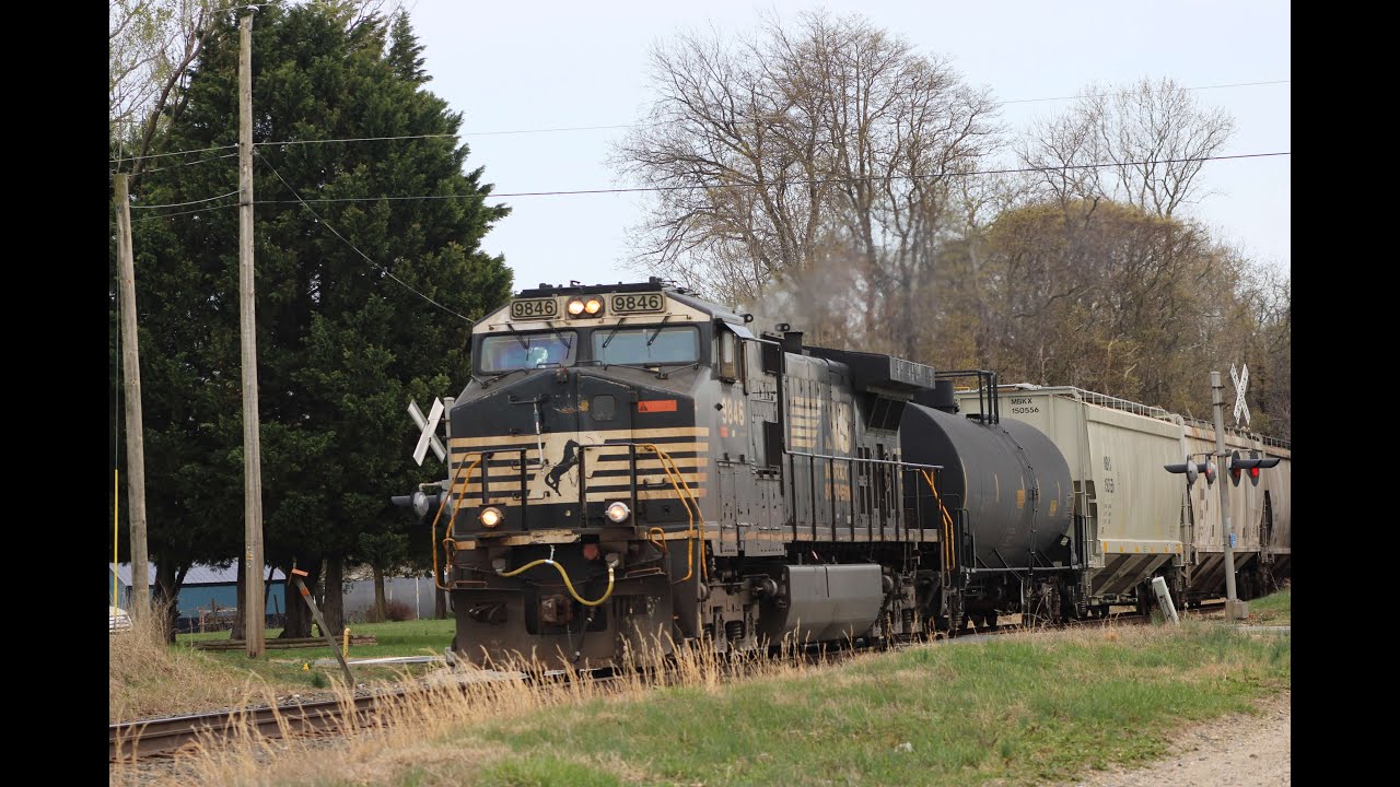 NS & DCR interchange with a dash 9 leading solo on NS K64 - YouTube