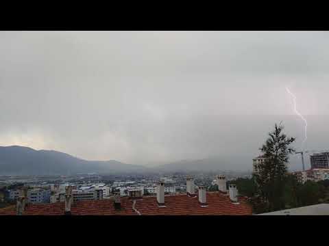 ÇORUMDA MEZARLIKTA AĞLAYAN KIZ