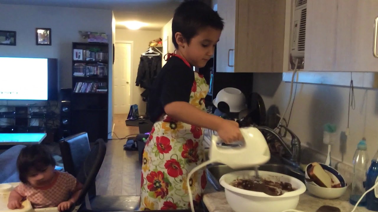 Me and my aunt baking - YouTube