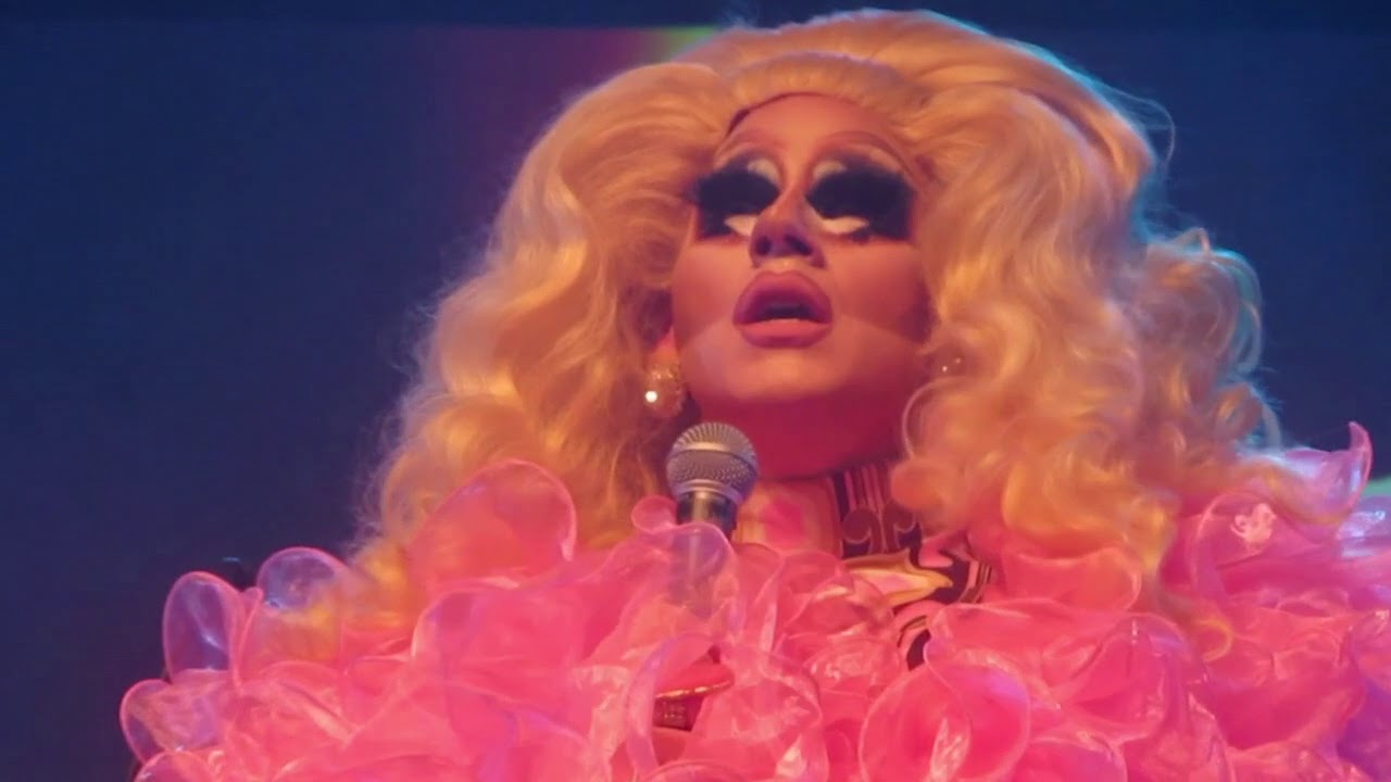 trixie mattel - show #1 random clips (glasgow, scotland) - YouTube